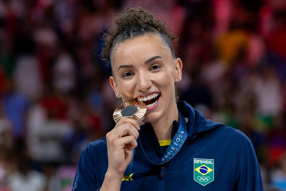 Gabi, capitã da seleção feminina de vôlei, e Lorena, goleira da ...